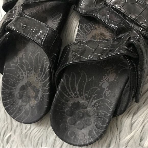 Vionic | Shoes | Orthaheel Vionic Comfort Sandals Strappy Black | Poshmark